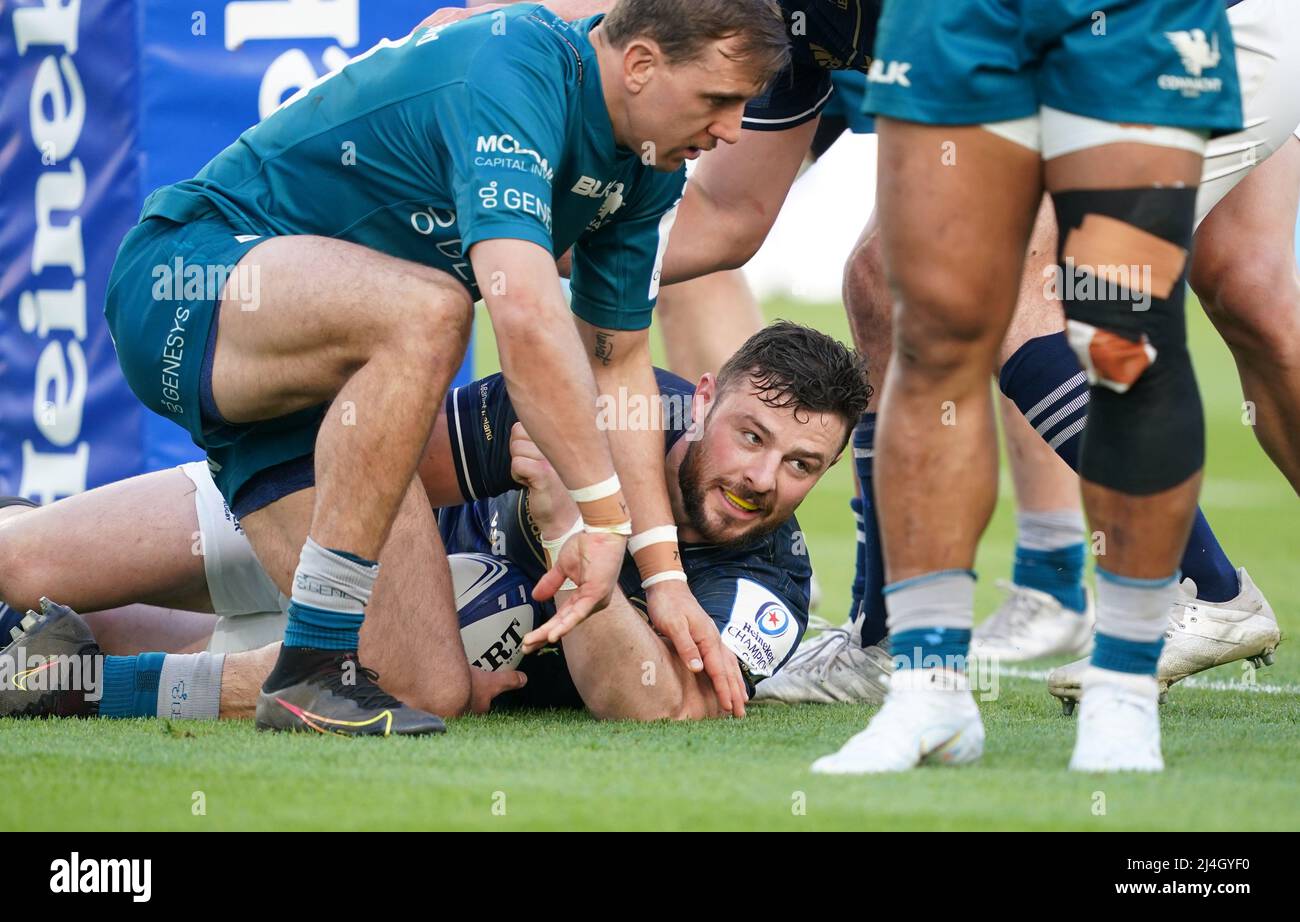 Leinster's Robbie Henshaw punktet beim zweiten Versuch ihrer Mannschaft ...