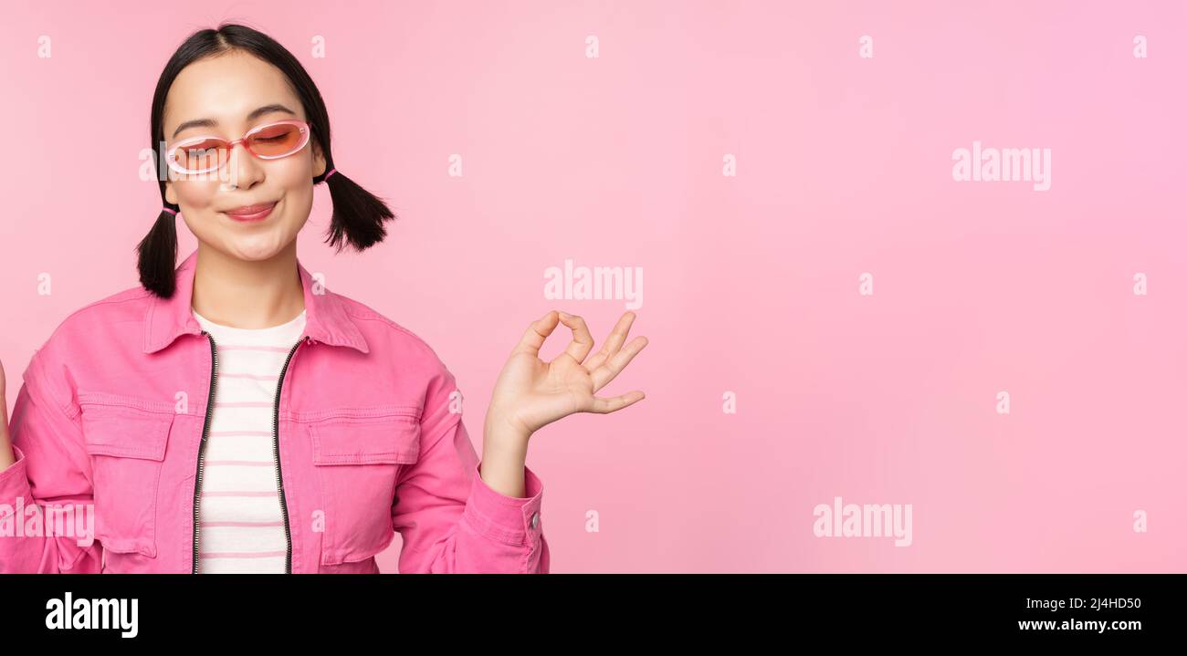 Achtsamkeit und Wellness-Konzept. Lächelndes koreanisches Mädchen in ...