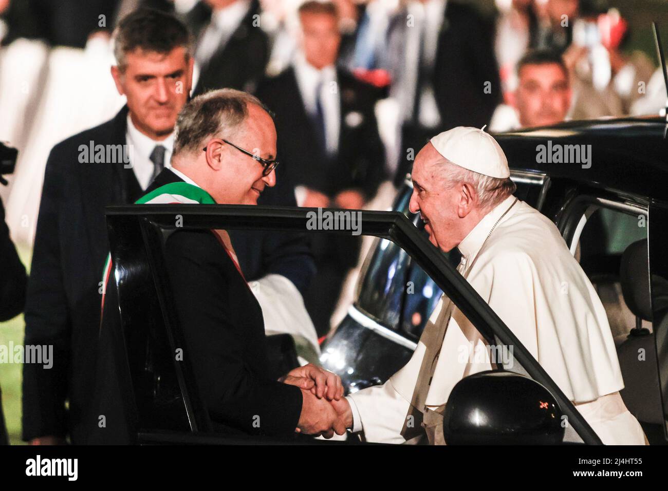 Rom, Italien. 15. April 2022. Papst Franziskus schüttelt die Hände mit ...