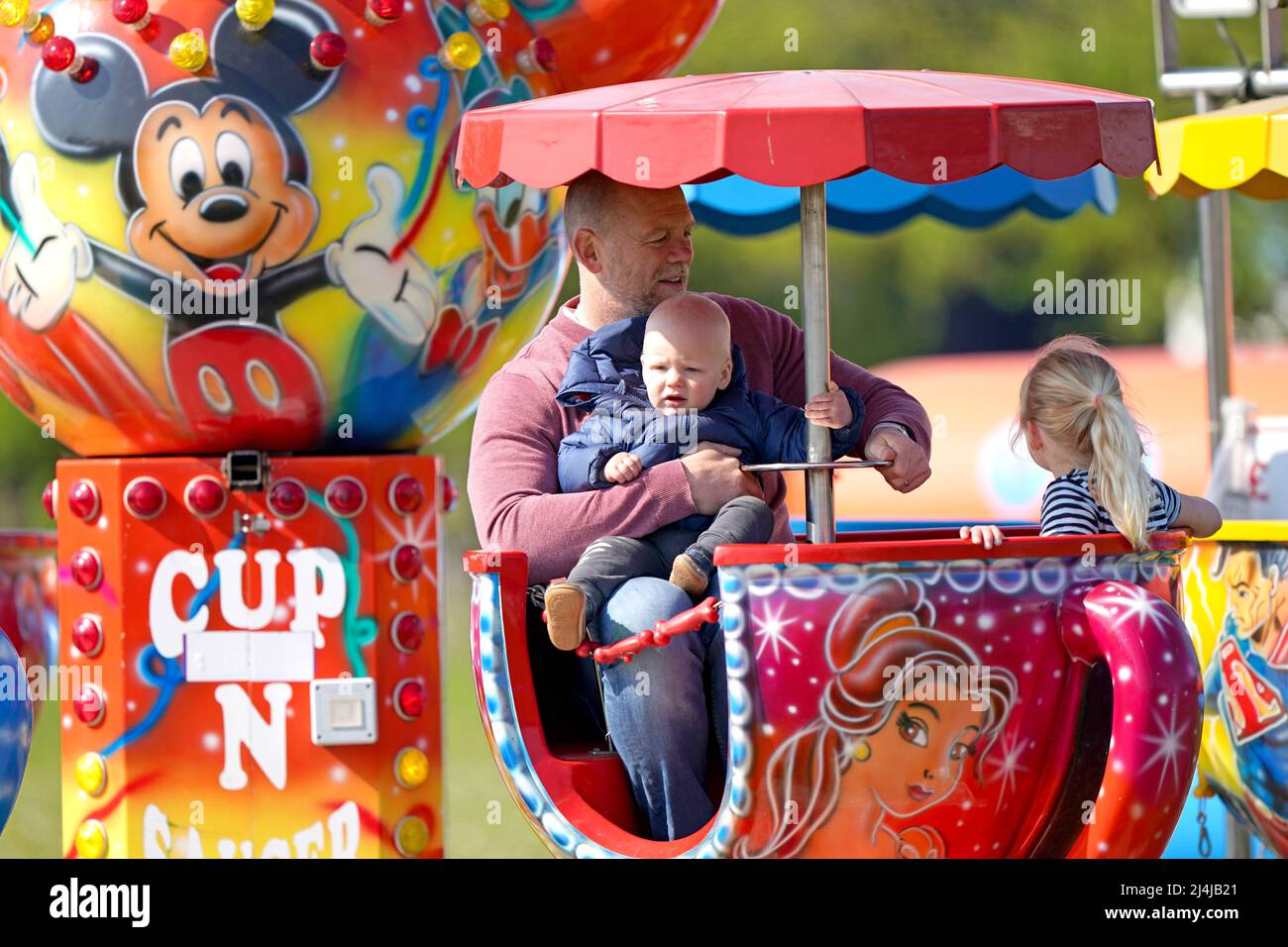 Mike Tindall auf der Teetasse mit seinem Sohn Lucas Tindall und seiner ...