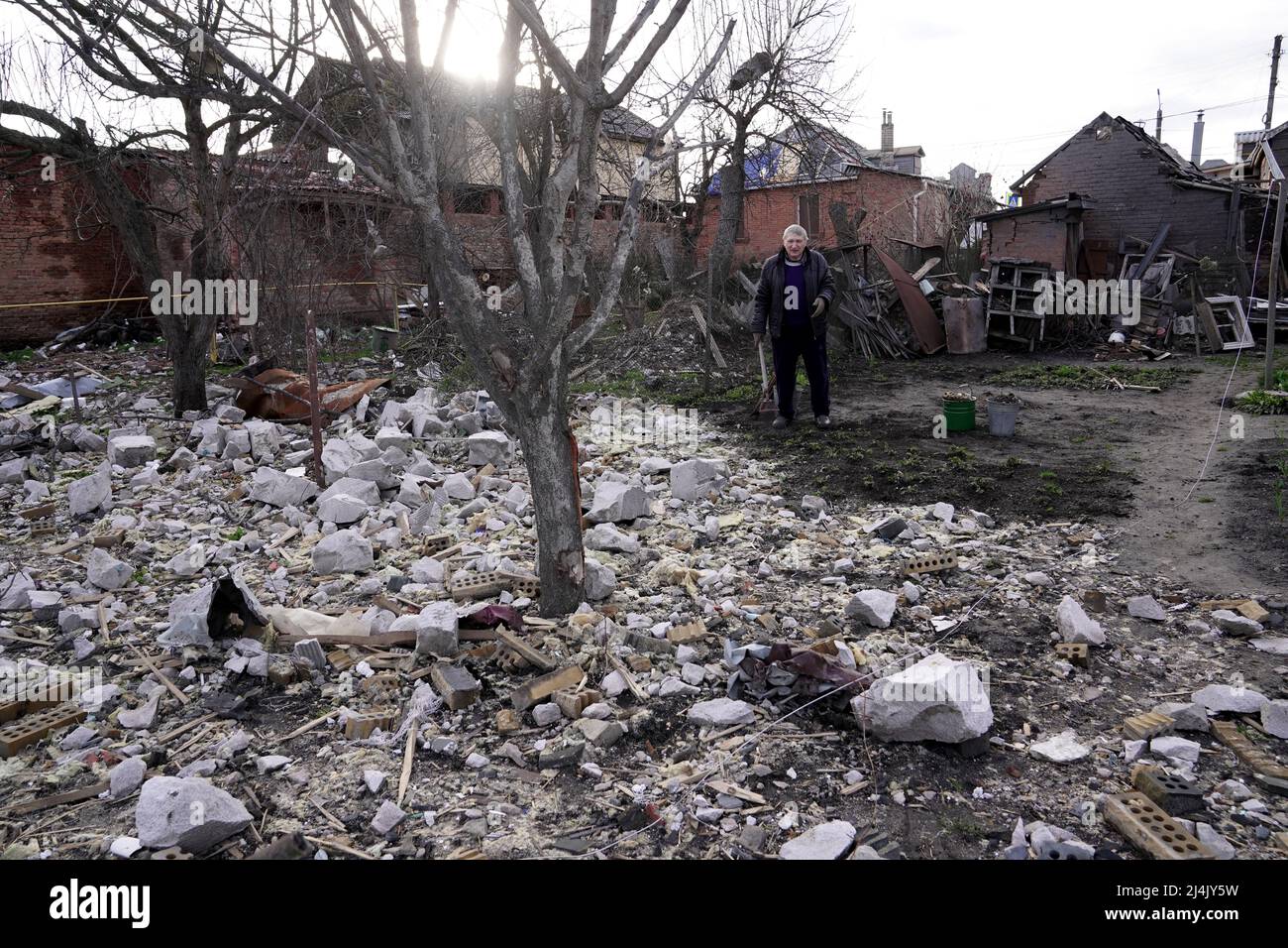 SUMY, UKRAINE - 14. APRIL 2022 - Ein Mann steht vor den Gebäuden, die ...