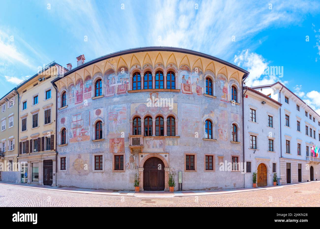 Trient, Italien, 28. August 2021: Historische Häuser in der Altstadt ...