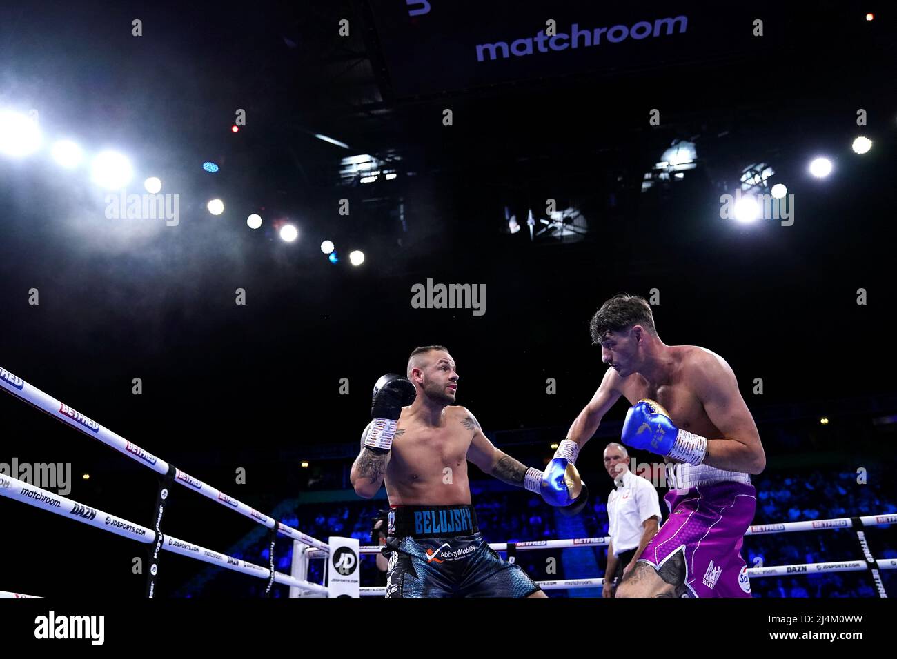 Jack Cullen (rechts) im Einsatz gegen Vladimir Belujsky während des ...