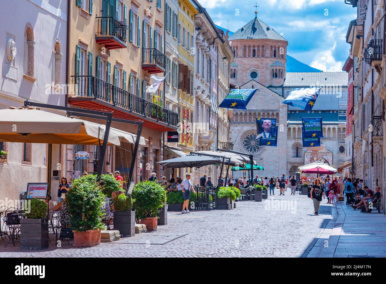 Trient, Italien, 28. August 2021: Historische Häuser in der Altstadt ...