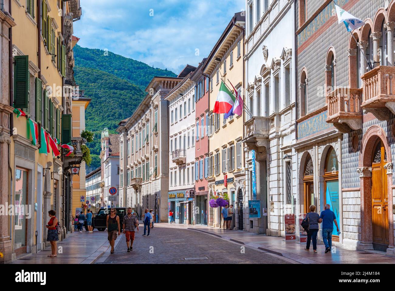 Trient, Italien, 28. August 2021: Historische Häuser in der Altstadt ...