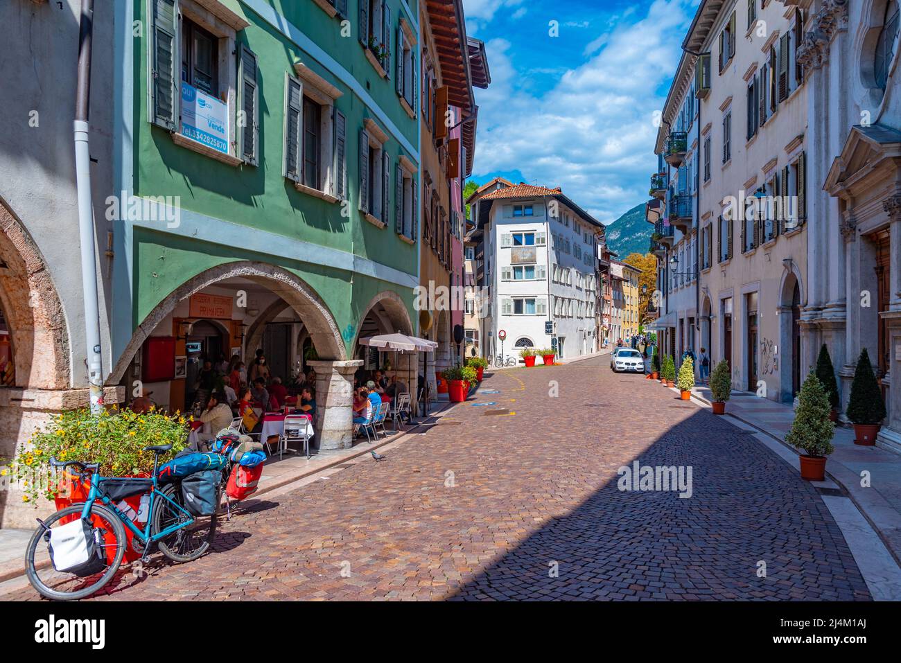 Trient, Italien, 28. August 2021: Historische Häuser in der Altstadt ...