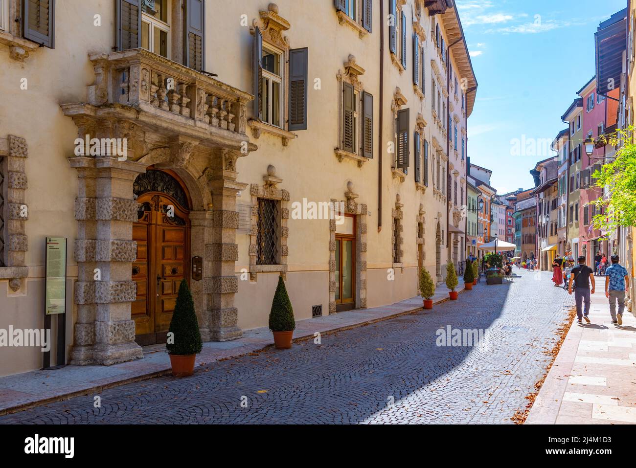 Trient, Italien, 28. August 2021: Historische Häuser in der Altstadt ...