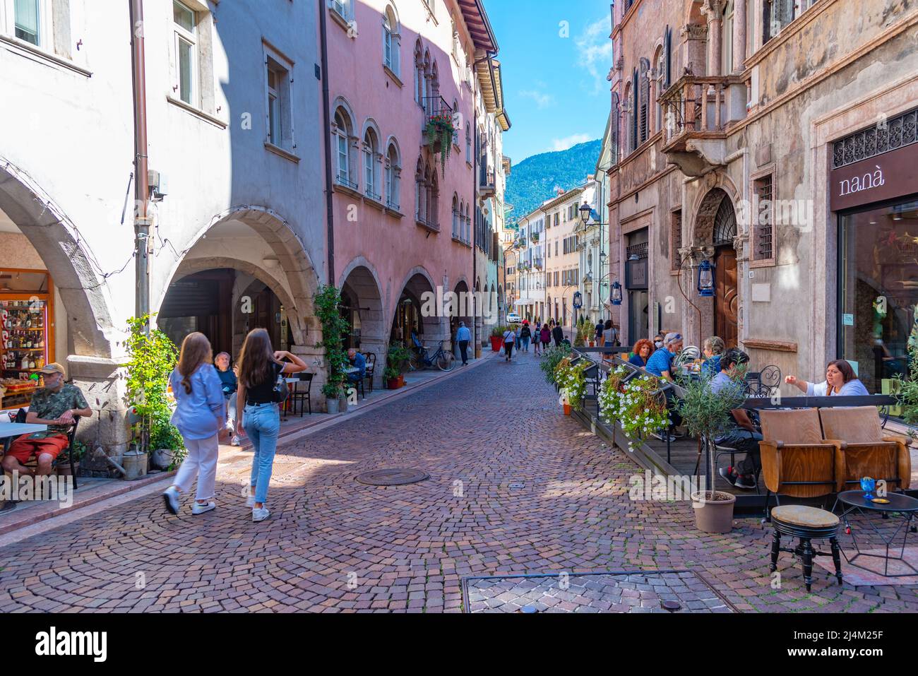 Trient, Italien, 28. August 2021: Historische Häuser in der Altstadt ...