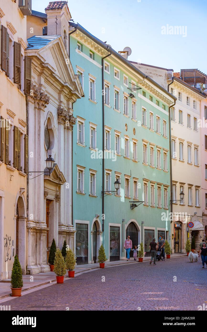 Trient, Italien, 28. August 2021: Historische Häuser in der Altstadt ...