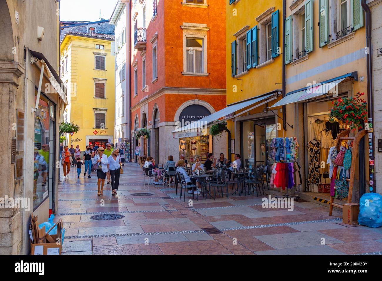 Trient, Italien, 28. August 2021: Historische Häuser in der Altstadt ...
