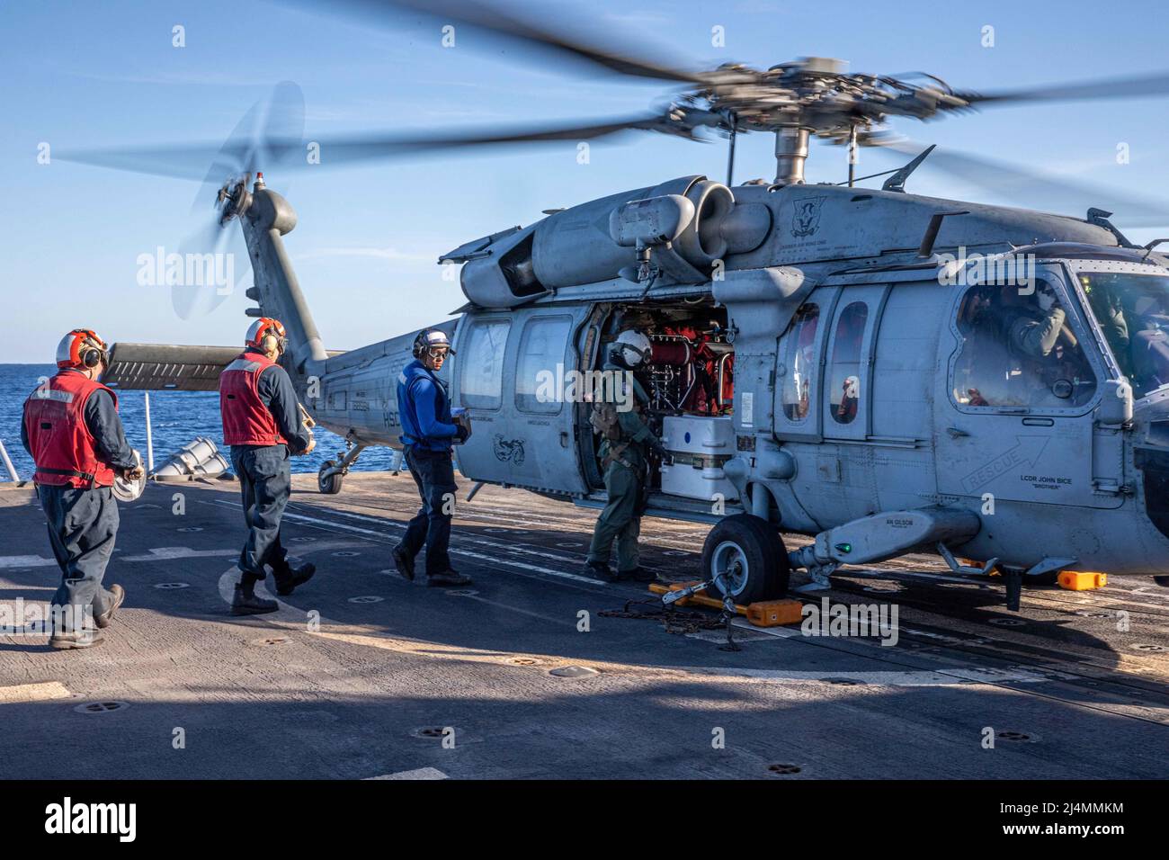 220412-N-AO868-1034 IONISCHES MEER (APRIL. 12, 2022) Matrosen tragen ...