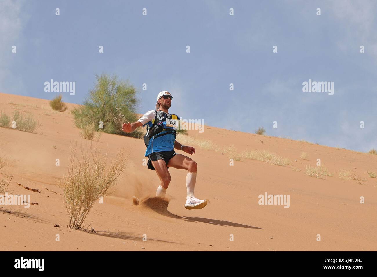 28.. März 2022{: Julien Chorier steigt den Jebel hinab, Marathon des ...