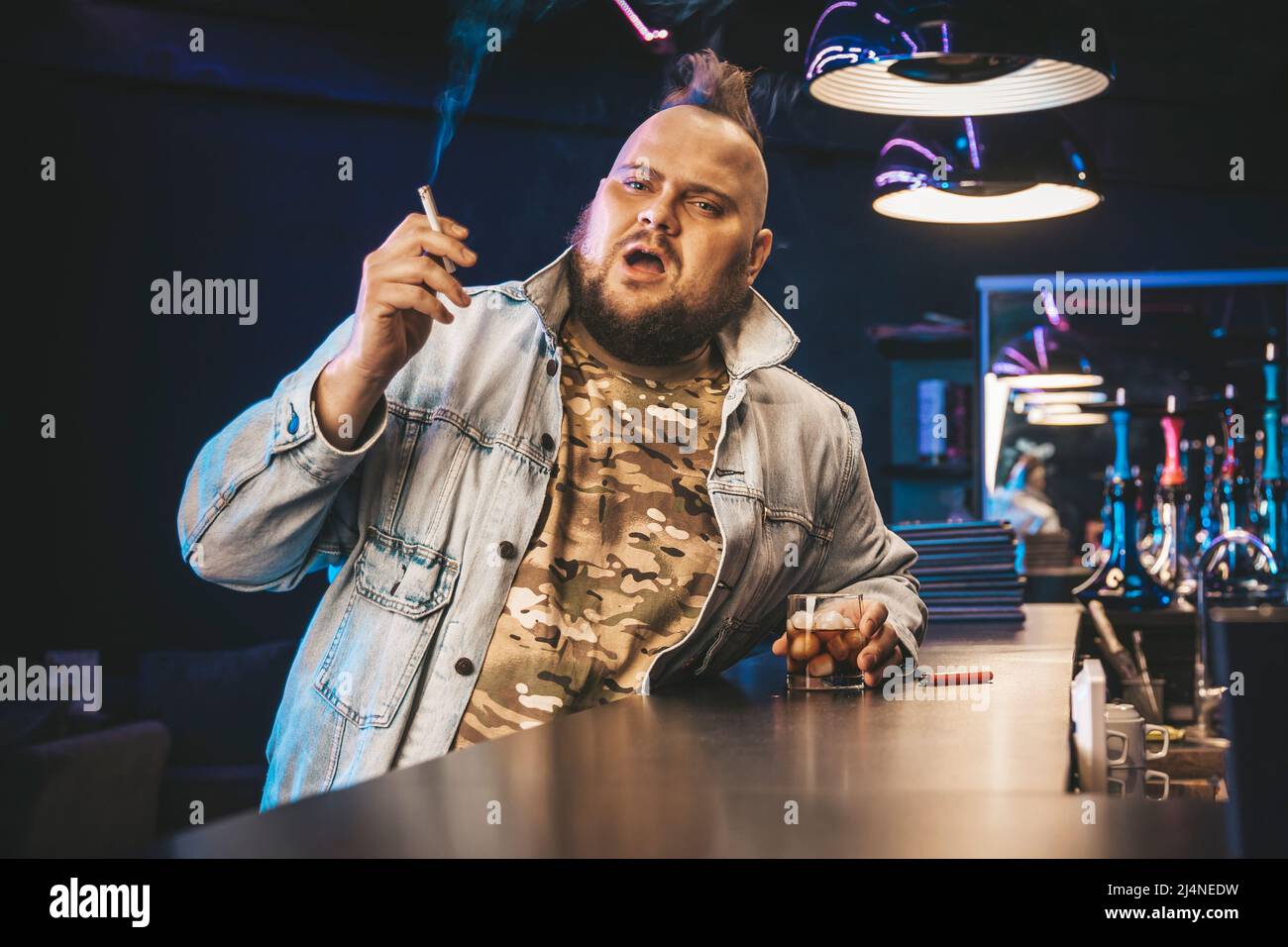 Mann raucht in der kneipe -Fotos und -Bildmaterial in hoher Auflösung ...