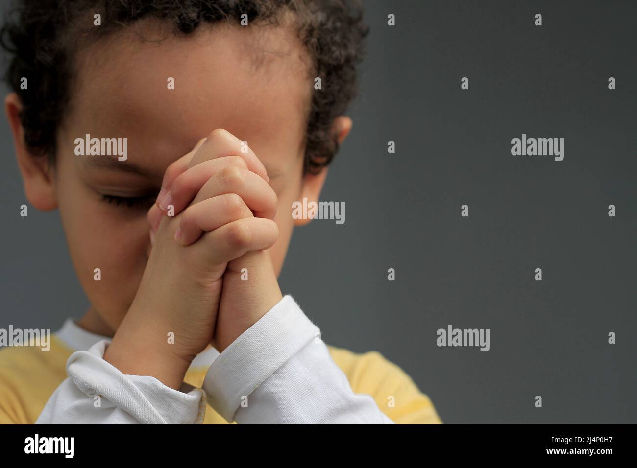 Kind beten -Fotos und -Bildmaterial in hoher Auflösung – Alamy