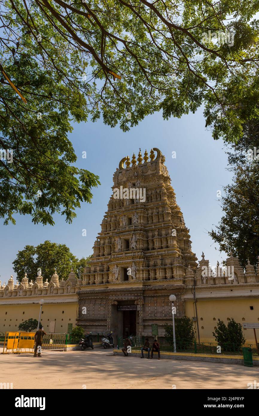Tempel im südindischen Stil - Shvetha Varaha Swamy Temple Gate vor dem ...