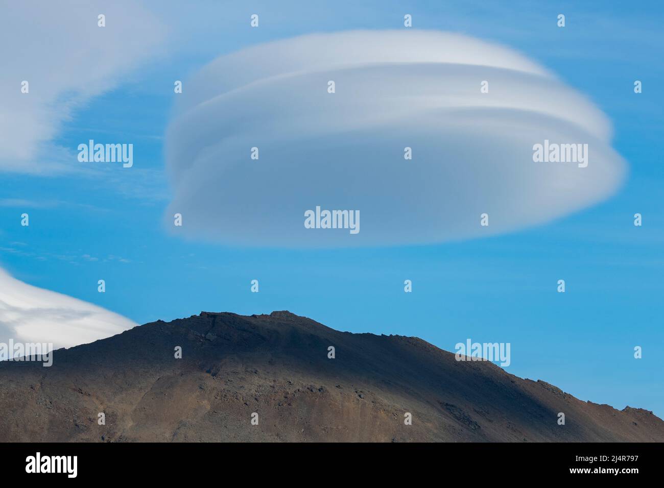 Lenticular clouds altocumulus lenticularis -Fotos und -Bildmaterial in ...