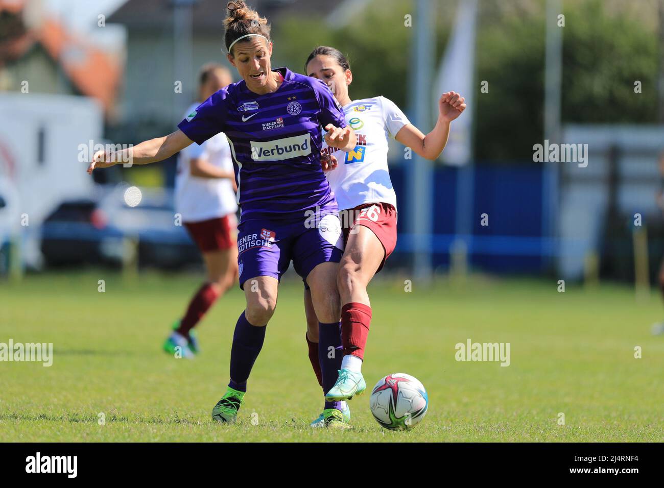 17. April 2022, %G: Lisa Marie Makas und Adina Hamidovic kämpfen beim ...