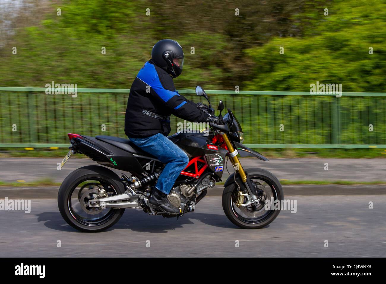 Streetbikes im supermoto stil -Fotos und -Bildmaterial in hoher ...