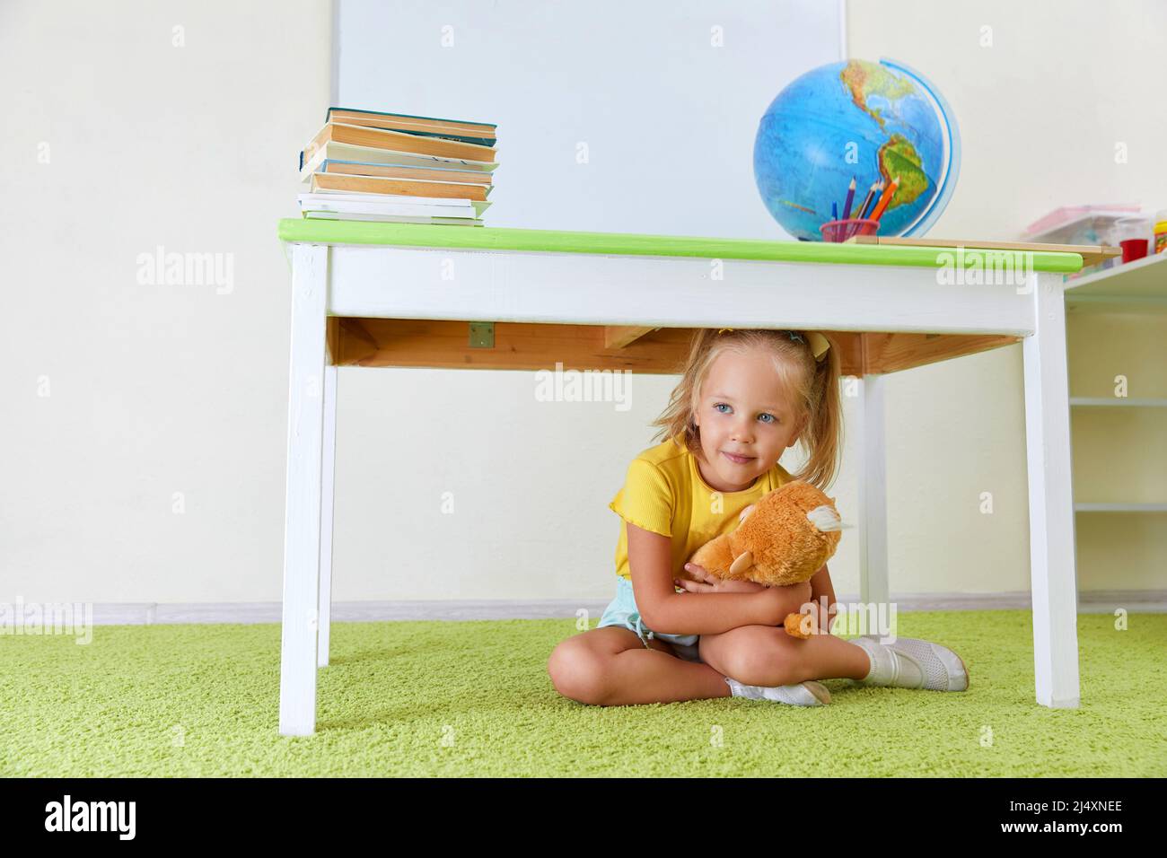 Hiding under table -Fotos und -Bildmaterial in hoher Auflösung – Alamy