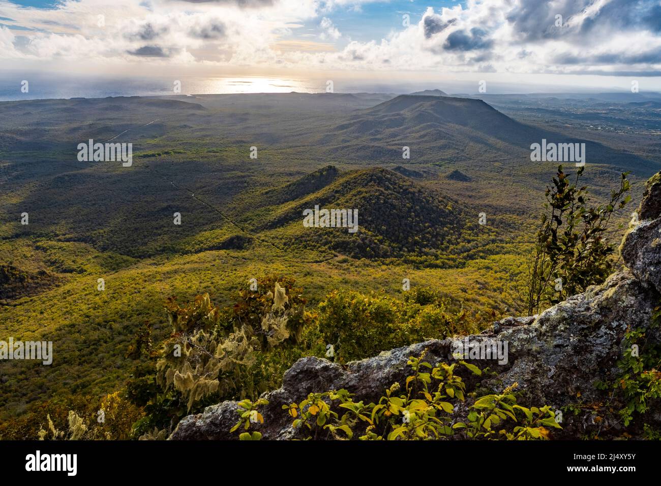 Blick vom Mount Christoffel hinunter zum Christoffel National Park auf ...