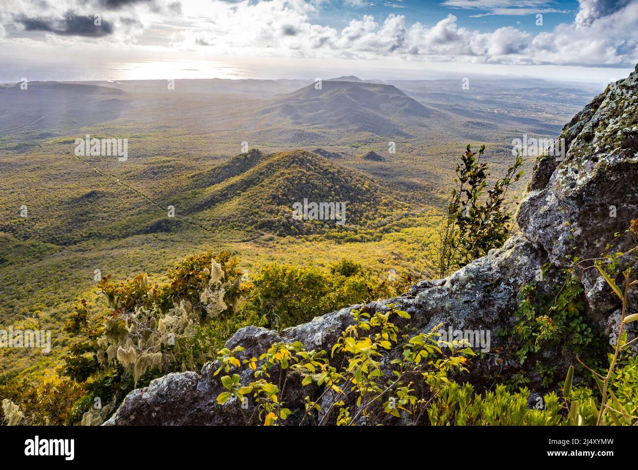 Blick vom Mount Christoffel hinunter zum Christoffel National Park auf ...