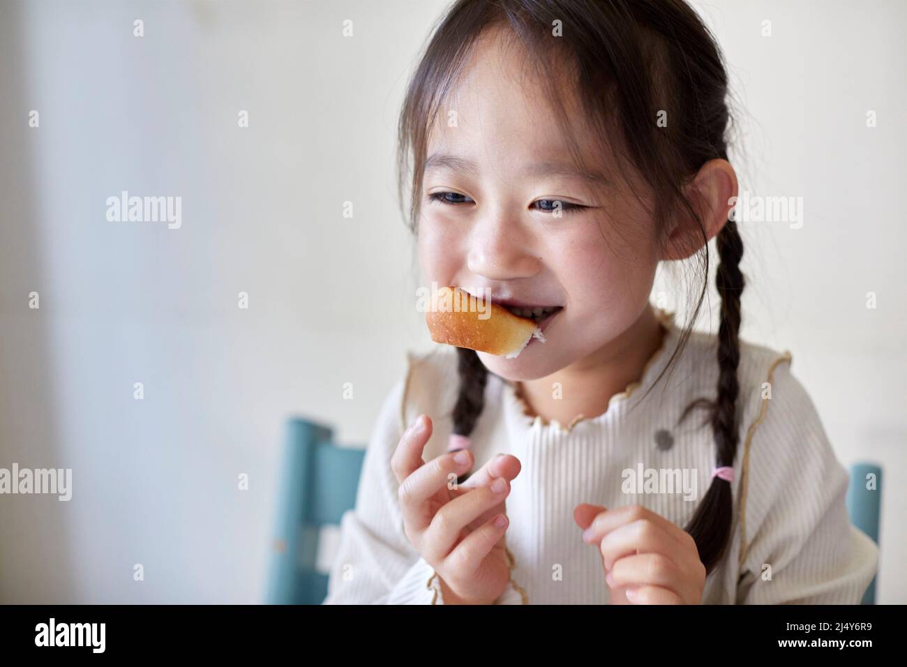 Gieriges kind -Fotos und -Bildmaterial in hoher Auflösung – Alamy