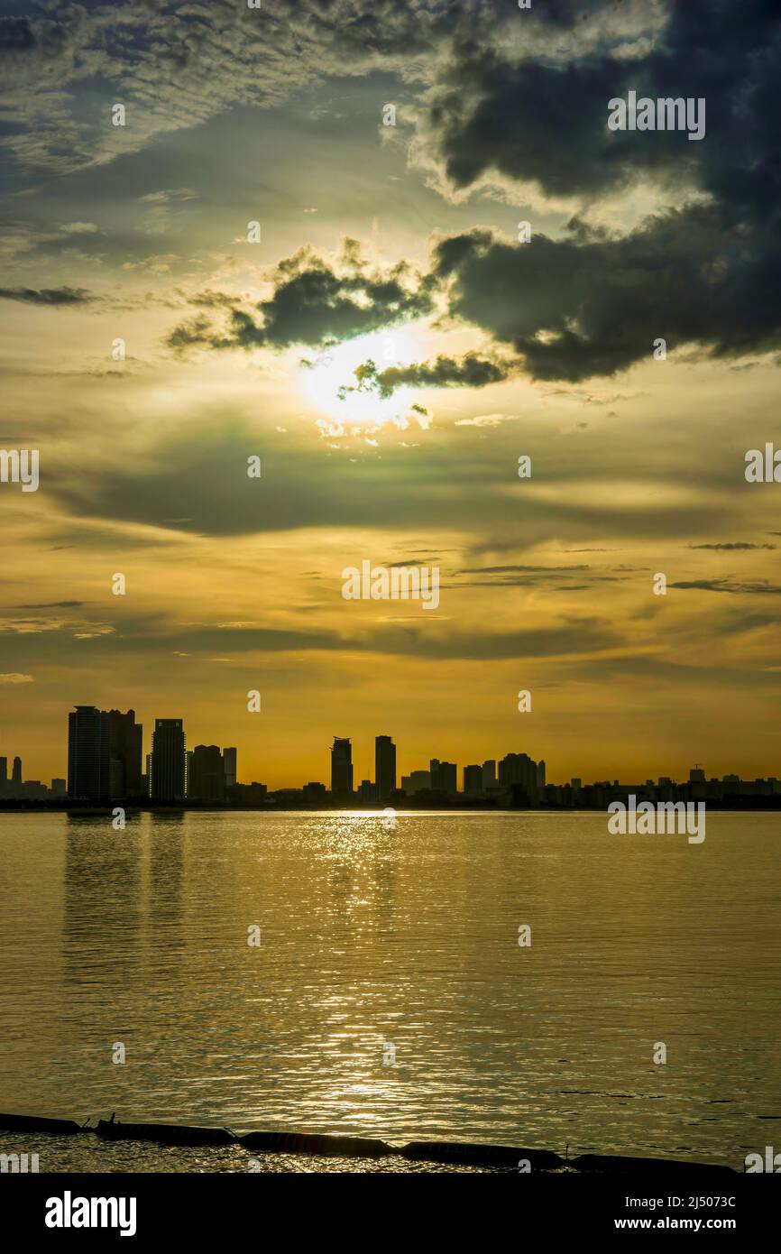 Die Sonne am späten Nachmittag zeigt die Skyline von Miami Beach, von ...