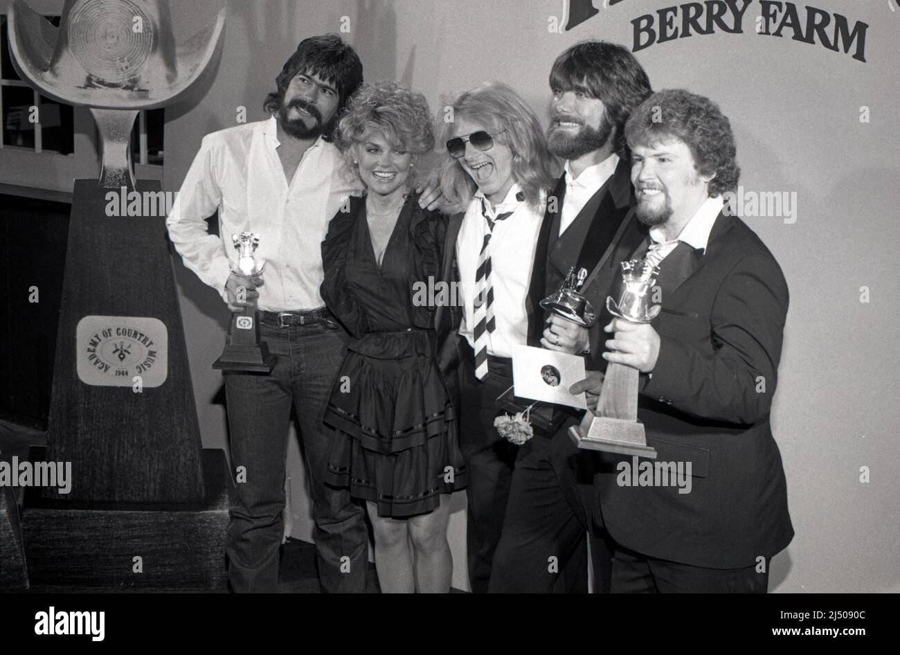 Alabama mit Dyan Cannon bei den Annual Academy of Country Music Awards ...