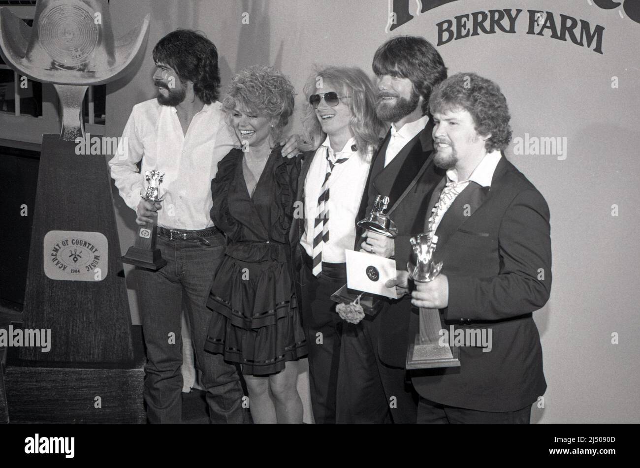 Alabama mit Dyan Cannon bei den Annual Academy of Country Music Awards ...