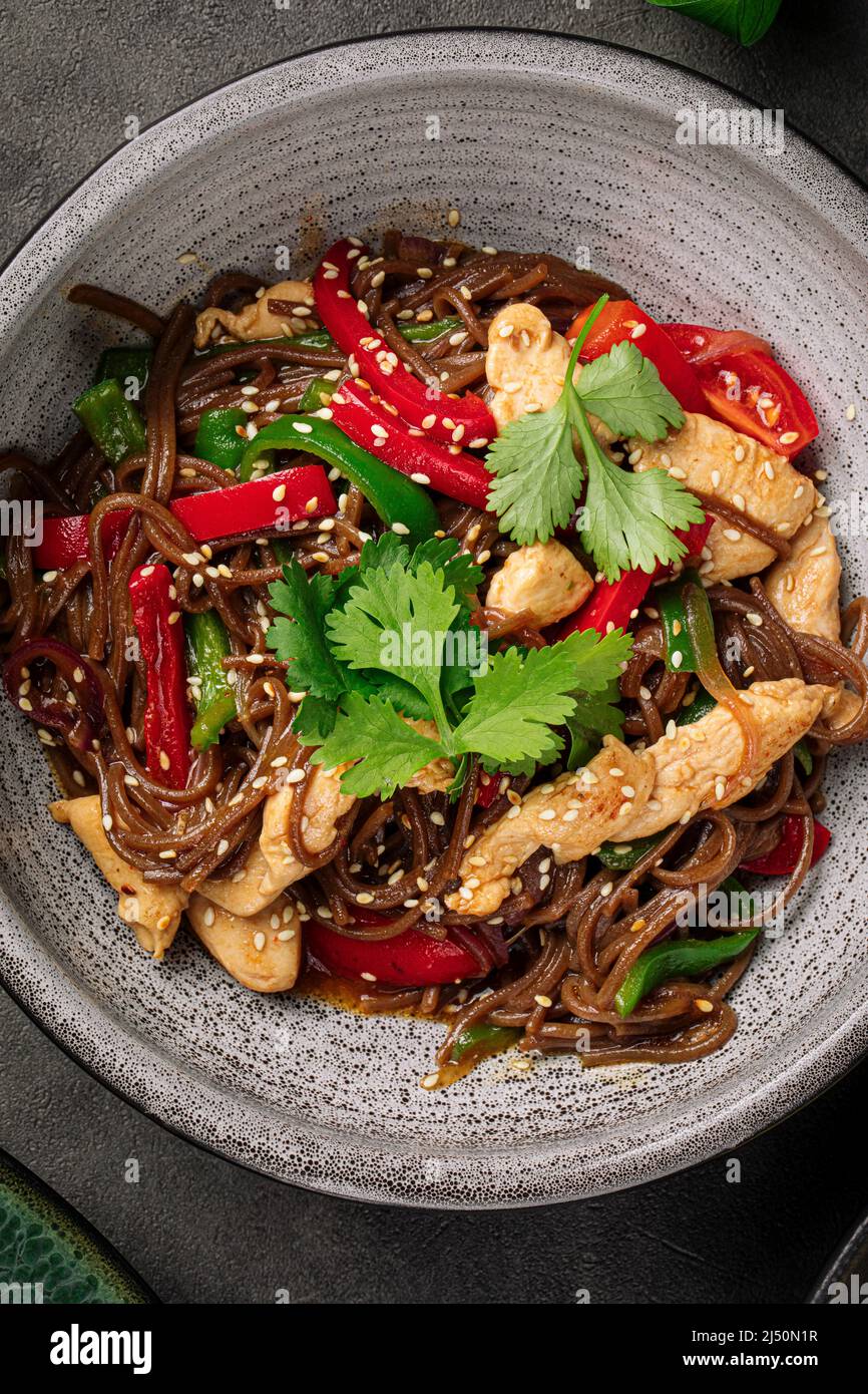 Wok mit huhn -Fotos und -Bildmaterial in hoher Auflösung – Alamy