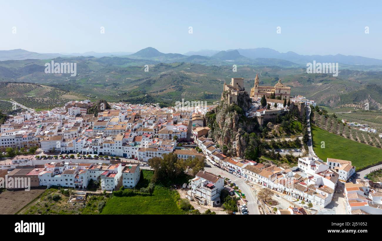 Luftaufnahme der Gemeinde Olvera in der Region der weißen Dörfer von ...