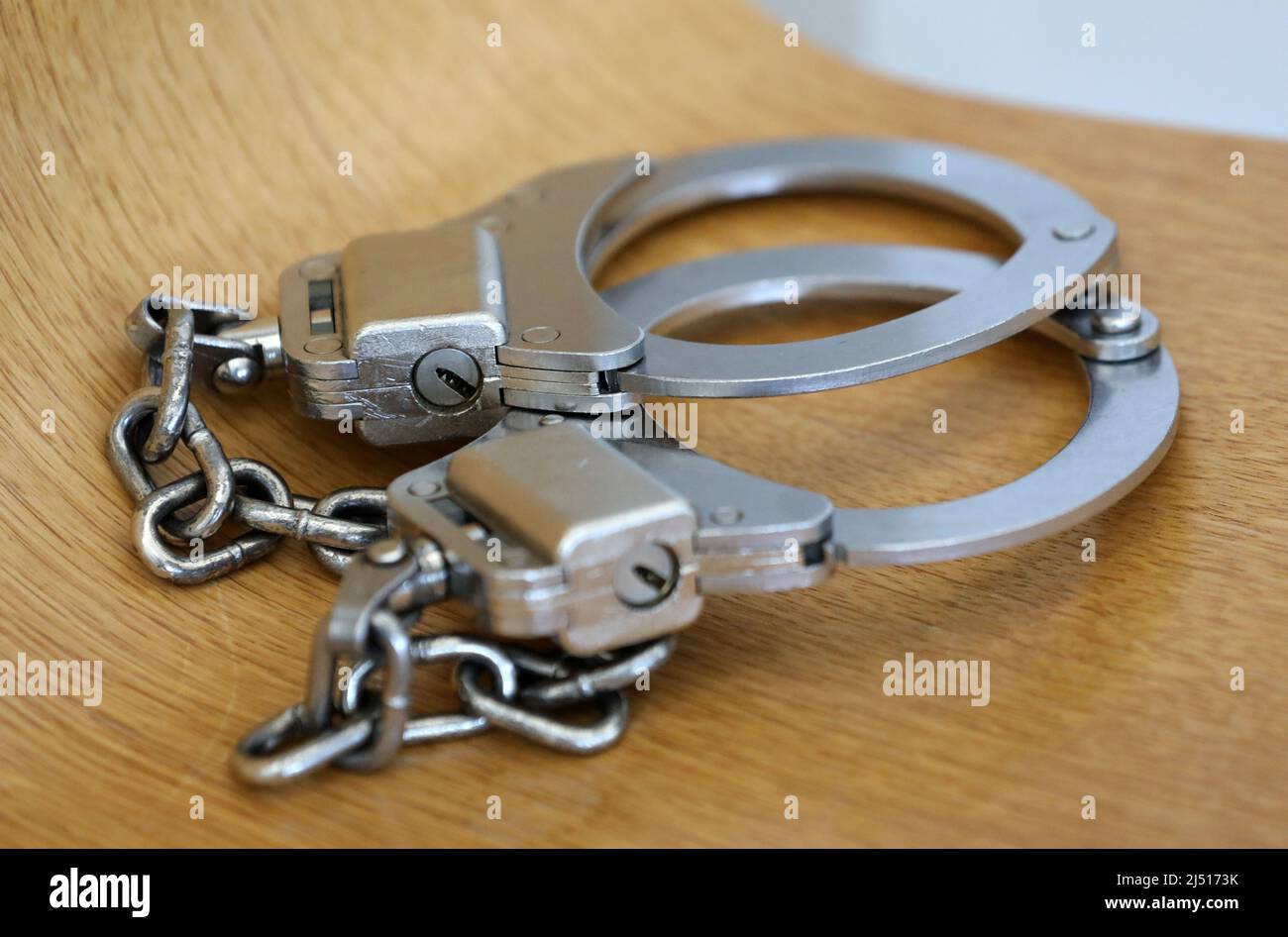 Frau in handschellen vor gericht -Fotos und -Bildmaterial in hoher ...