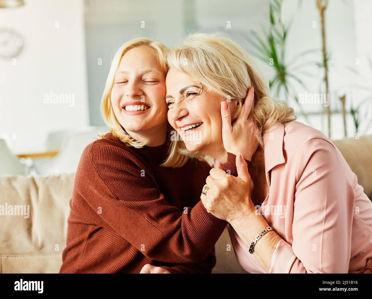 Oma und enkelin -Fotos und -Bildmaterial in hoher Auflösung – Alamy