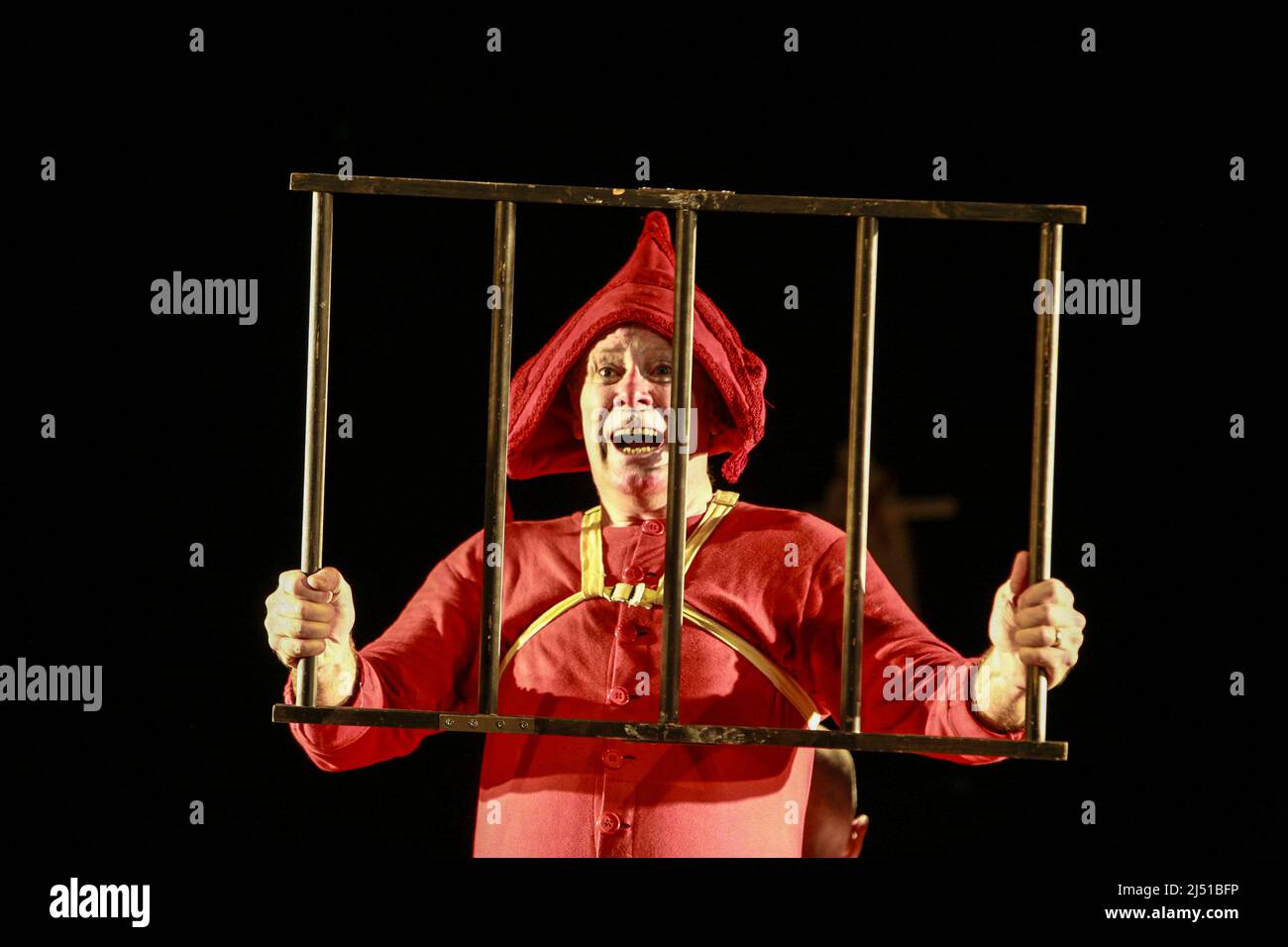 Gwion Thomas (Punch) in PUNCH AND JUDY am Linbury Theatre, The Royal ...