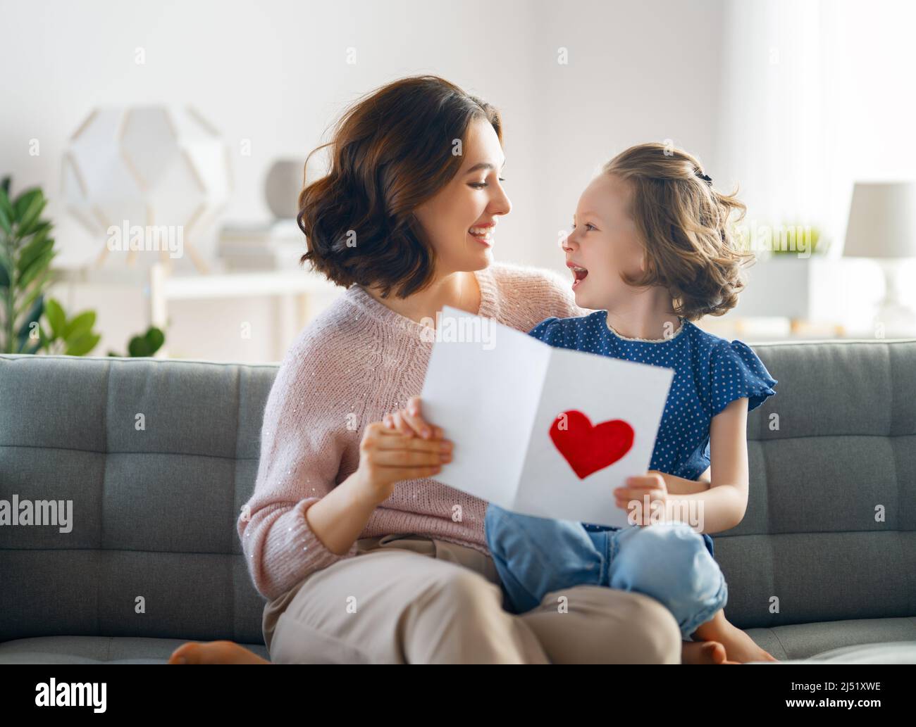 Alles gute zum Tag der Mutter. Kind Tochter gratuliert Mutter und gibt ... Alles gute zum Tag der Mutter. Kind Tochter gratuliert Mutter und gibt ...