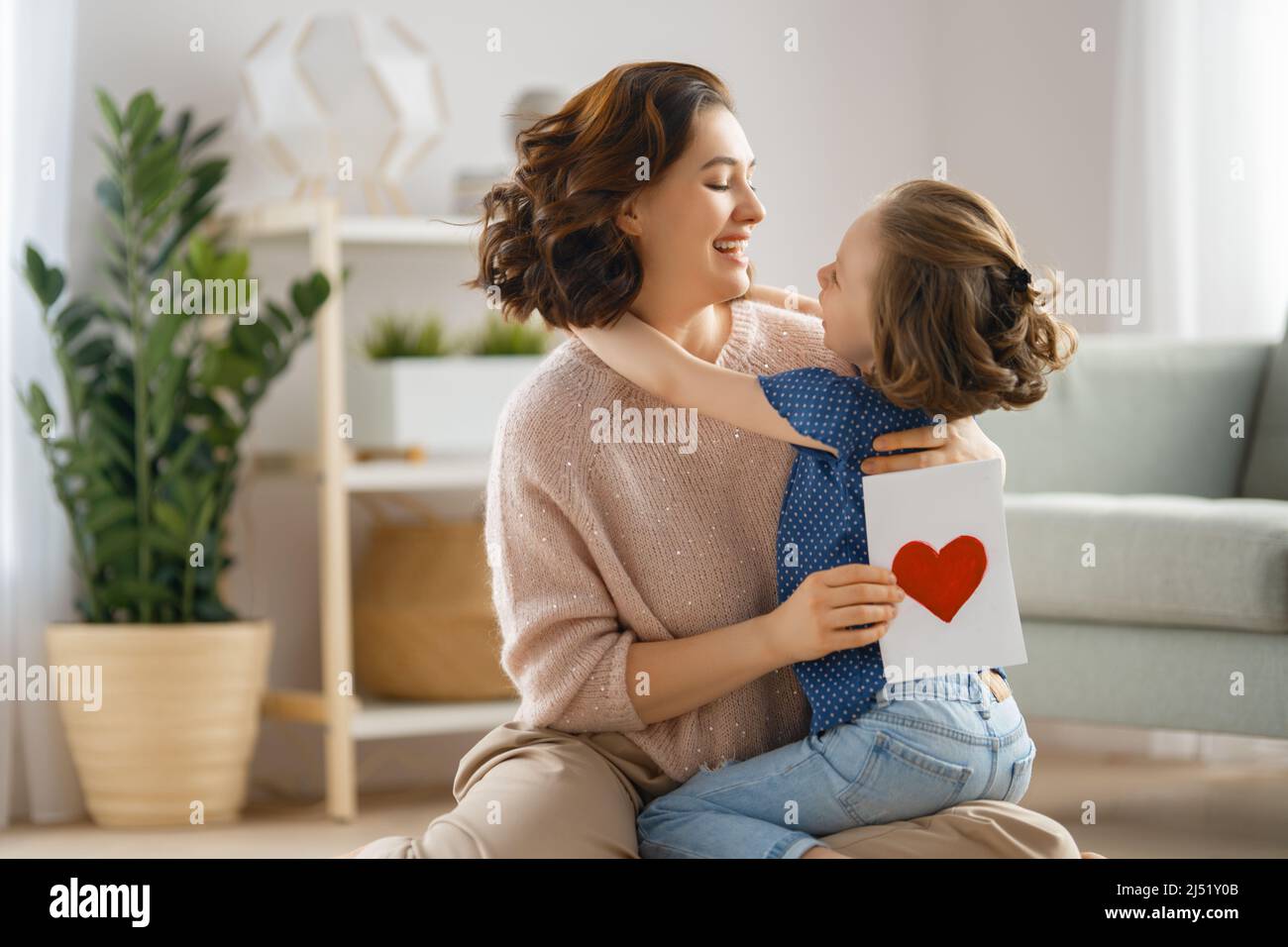 Alles gute zum Tag der Mutter. Kind Tochter gratuliert Mutter und gibt ... Alles gute zum Tag der Mutter. Kind Tochter gratuliert Mutter und gibt ...