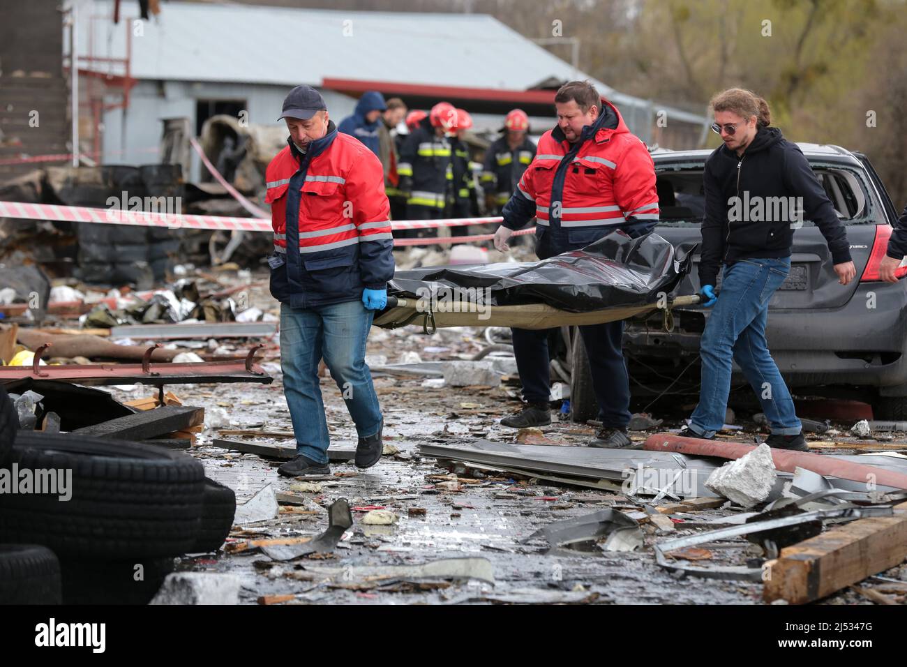 Non Exclusive: LVIV, UKRAINE - 18. APRIL 2022 - Retter tragen die ...