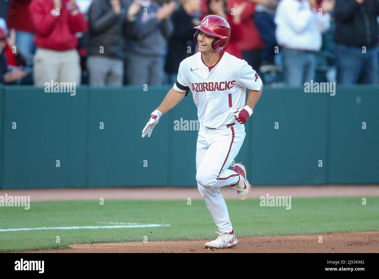 19. April 2022: Razorback-Feldspieler Robert Moore #1 lächelt, als er ...