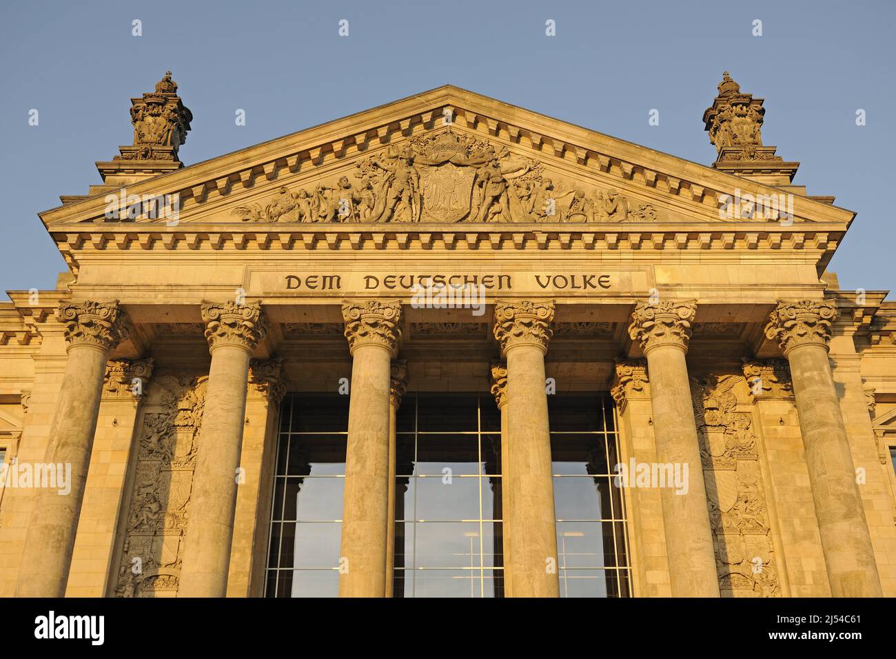 Giebel relief -Fotos und -Bildmaterial in hoher Auflösung – Alamy