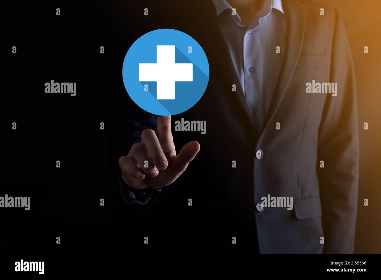 Geschäftsmann halten plus Symbol, Mann halten in der Hand bieten ...