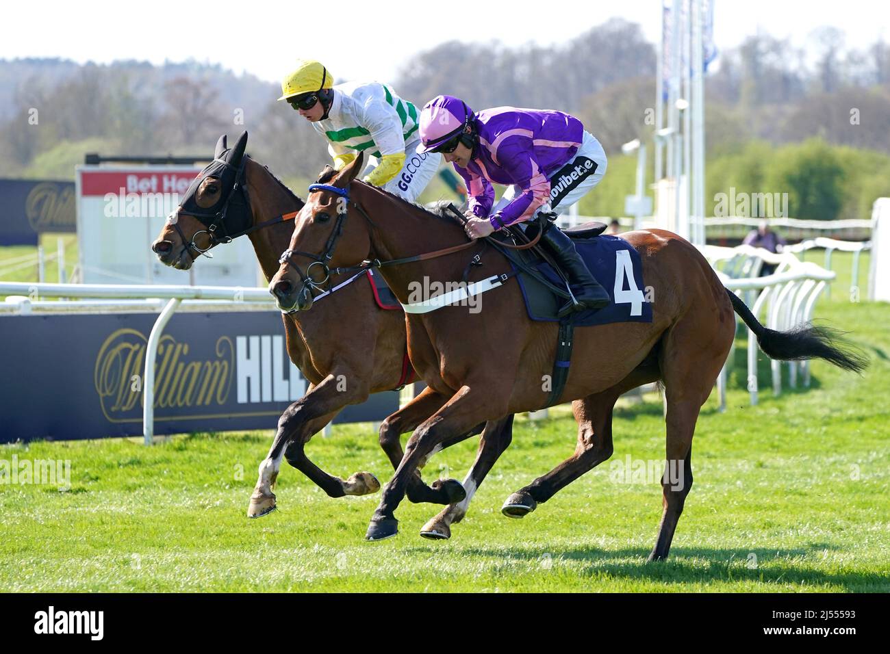 Dreams of Home wird von dem Jockey Brian Hughes (rechts) auf dem Weg ...