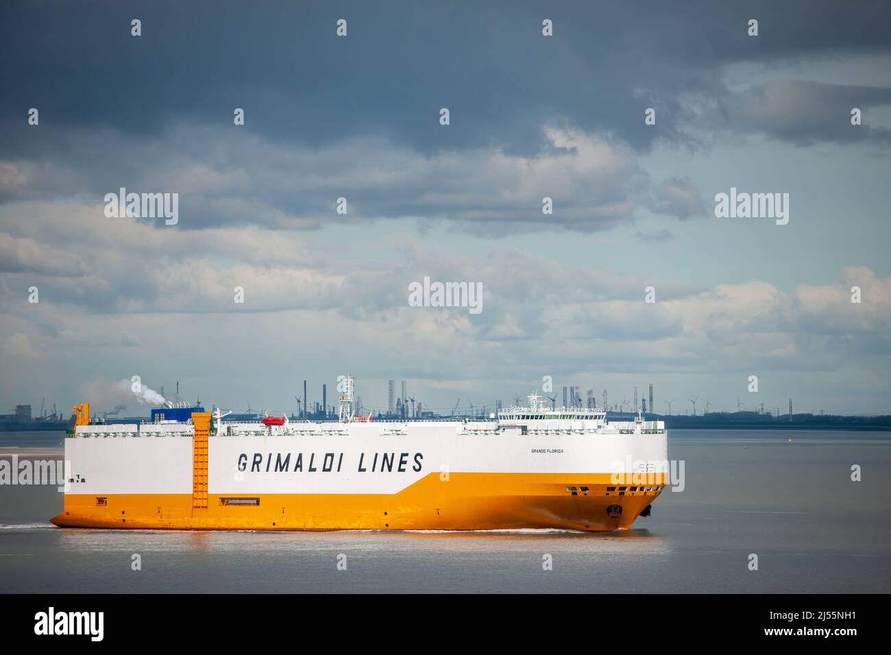 2022 die Grande Florida der Grimaldi Lines segelt bei Terneuzen auf der ...