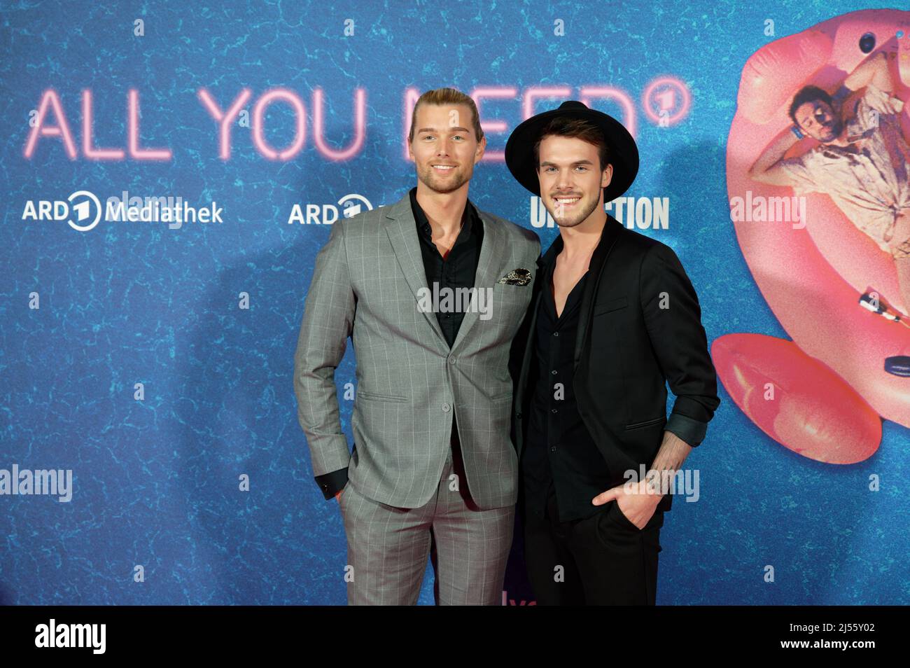 Köln, Deutschland. 20. April 2022. Die Influencer Kim Tränka (l) und ...