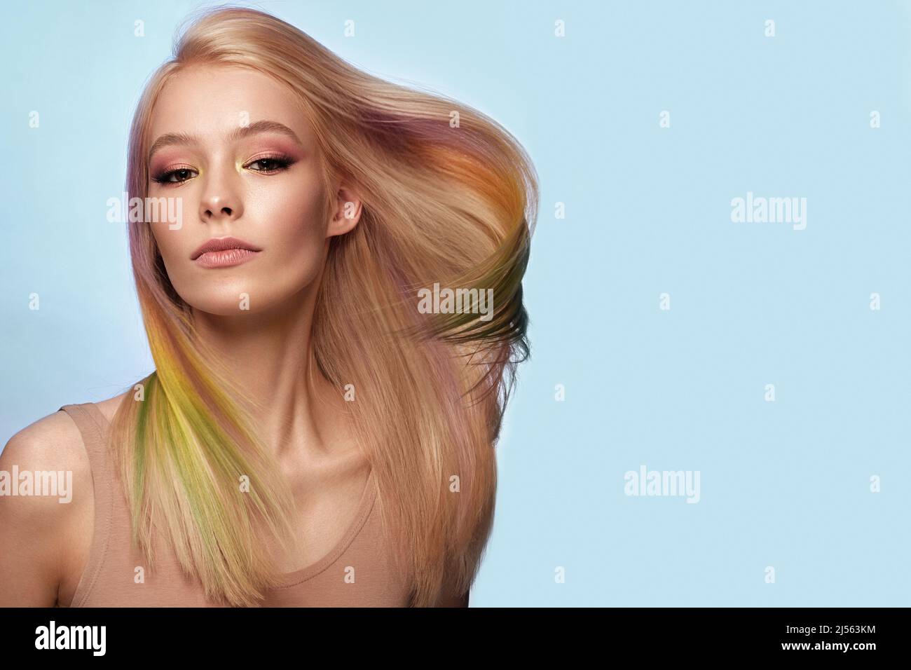 Frau mit bunten haaren friseur -Fotos und -Bildmaterial in hoher Auflösung – Alamy