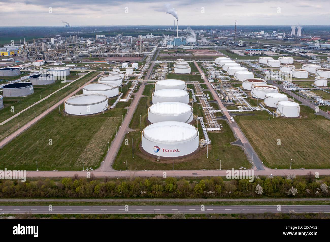 20. April 2022, Sachsen-Anhalt, Leuna: Hinter einem Tanklager steigen ...