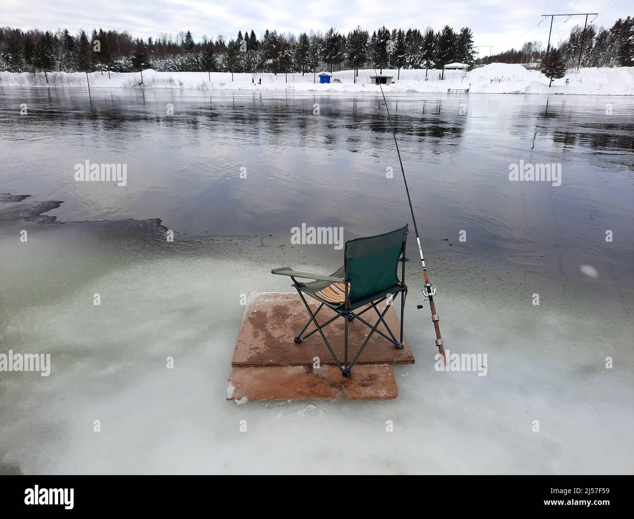Barschfang beim eisfischen -Fotos und -Bildmaterial in hoher Auflösung ...