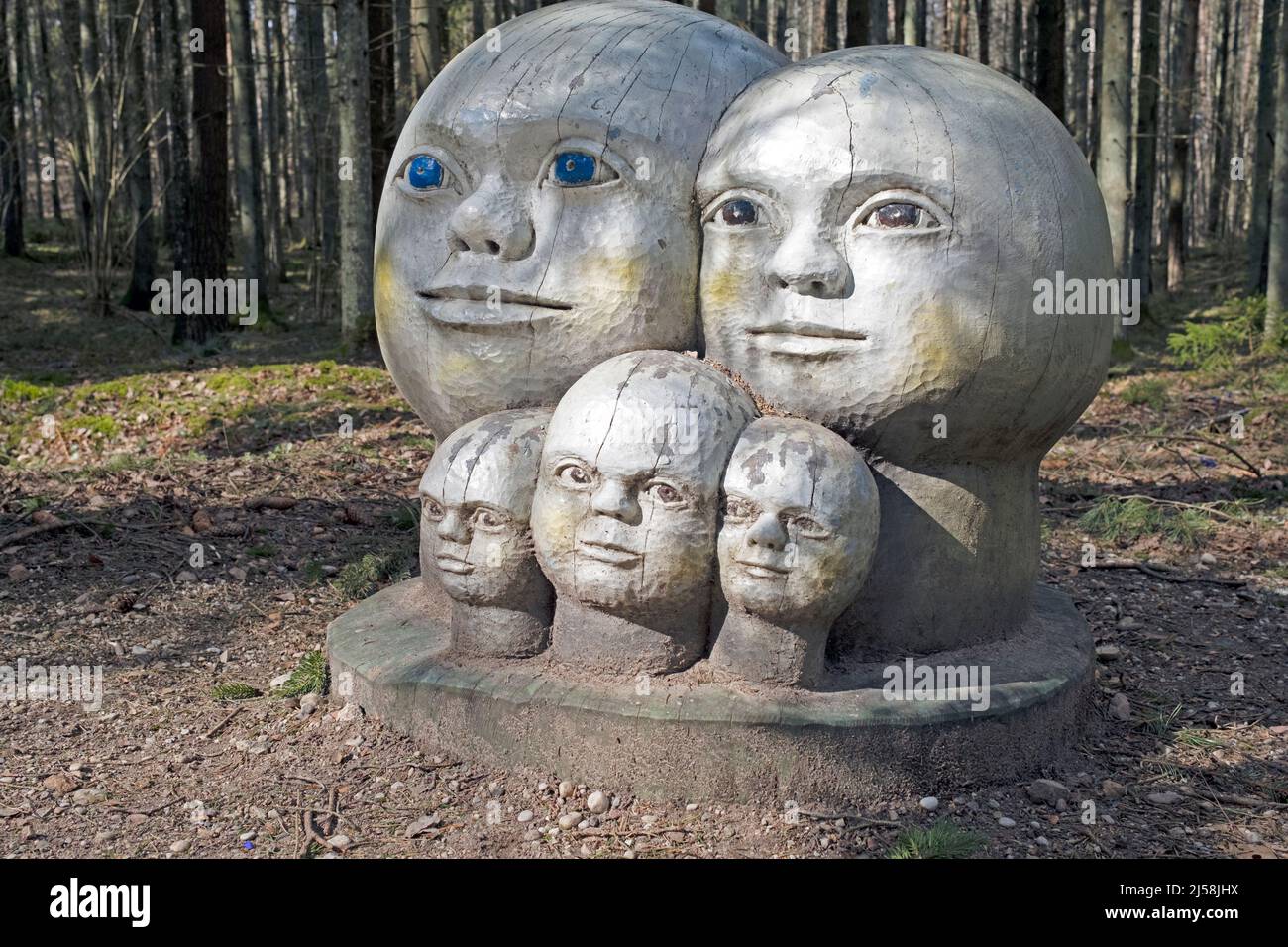 Holzskulptur mit den Märchenfiguren aus den Werken der Schriftstellerin ...
