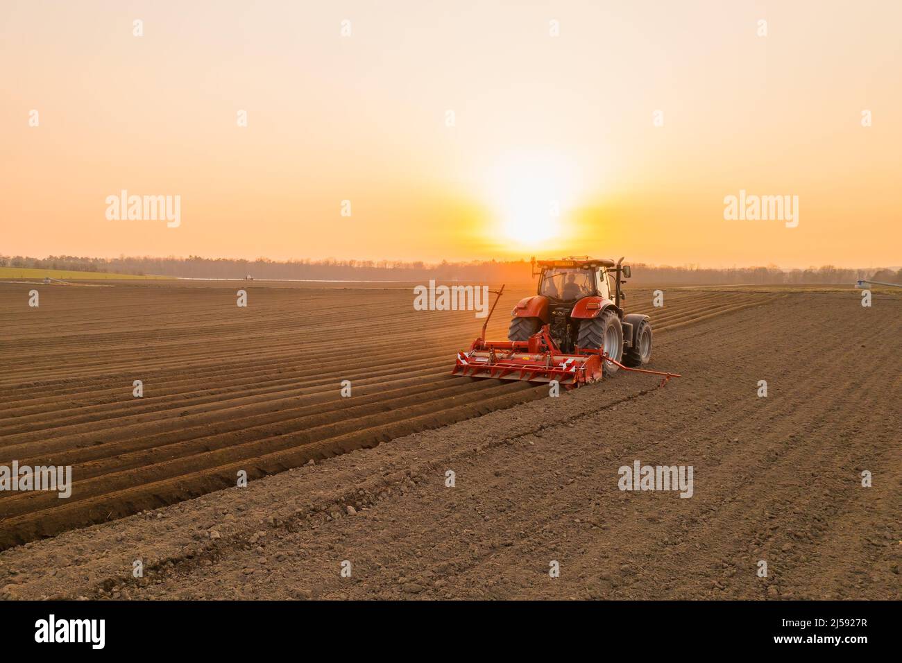 Moderner industrieller traktor -Fotos und -Bildmaterial in hoher ...