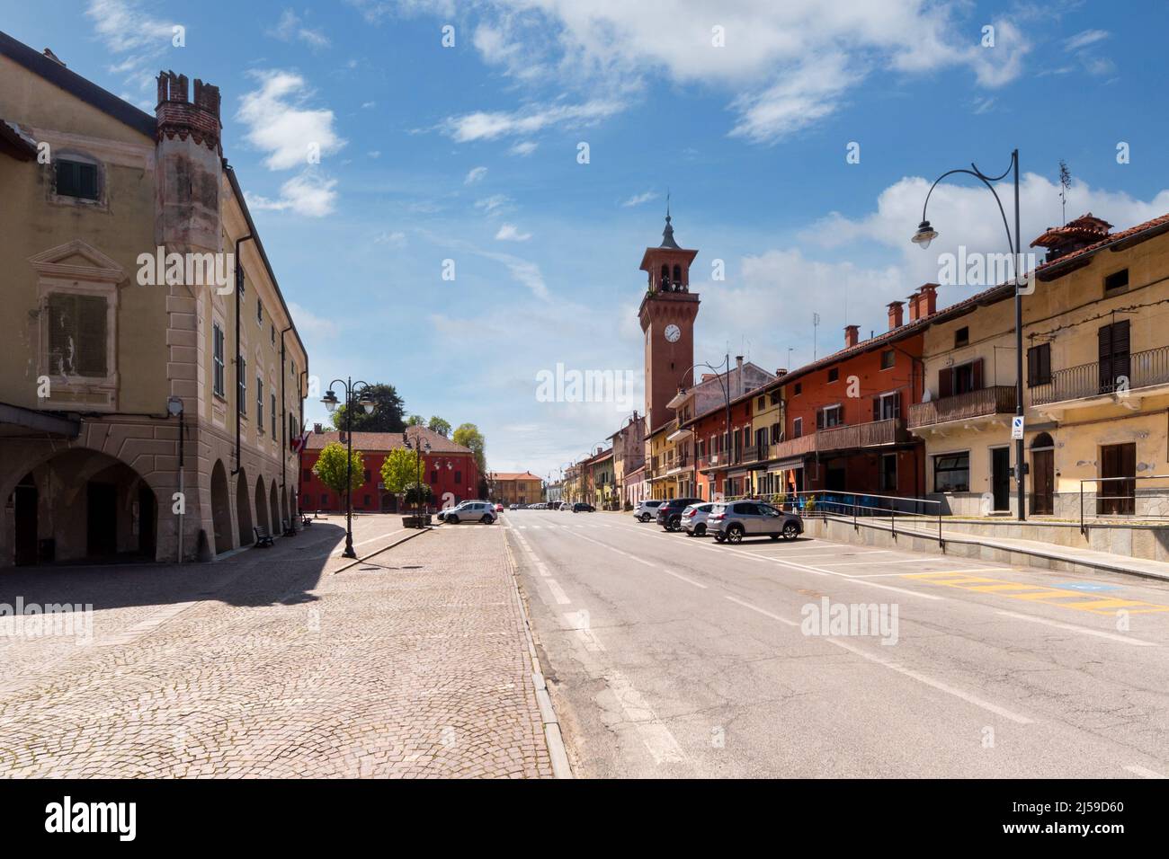 Villafalletto, Cuneo, Italien - 15. April 2022: piazza Giuseppe Mazzini ...