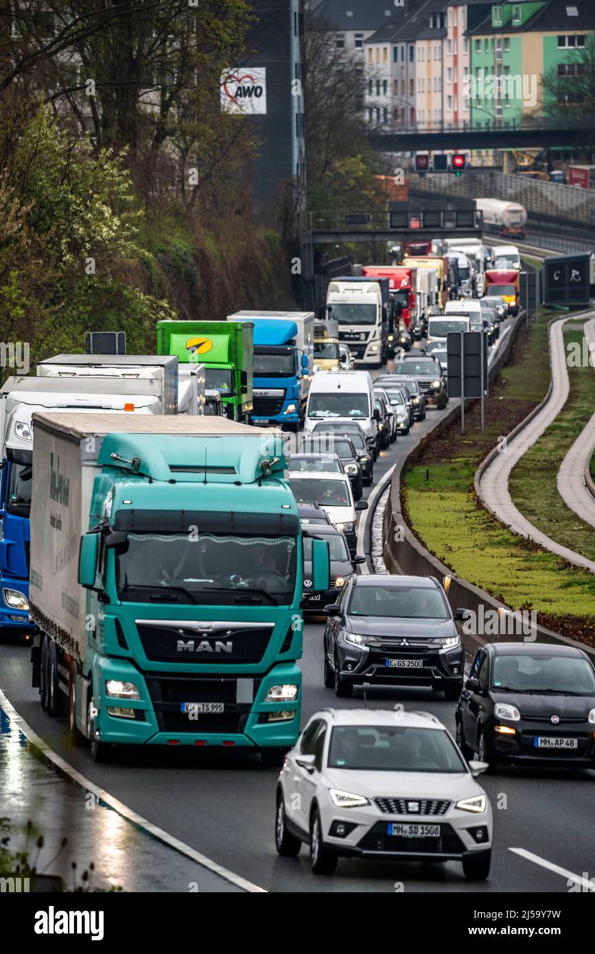 Stau auf der autobahn a40 im ruhrgebiet -Fotos und -Bildmaterial in ...